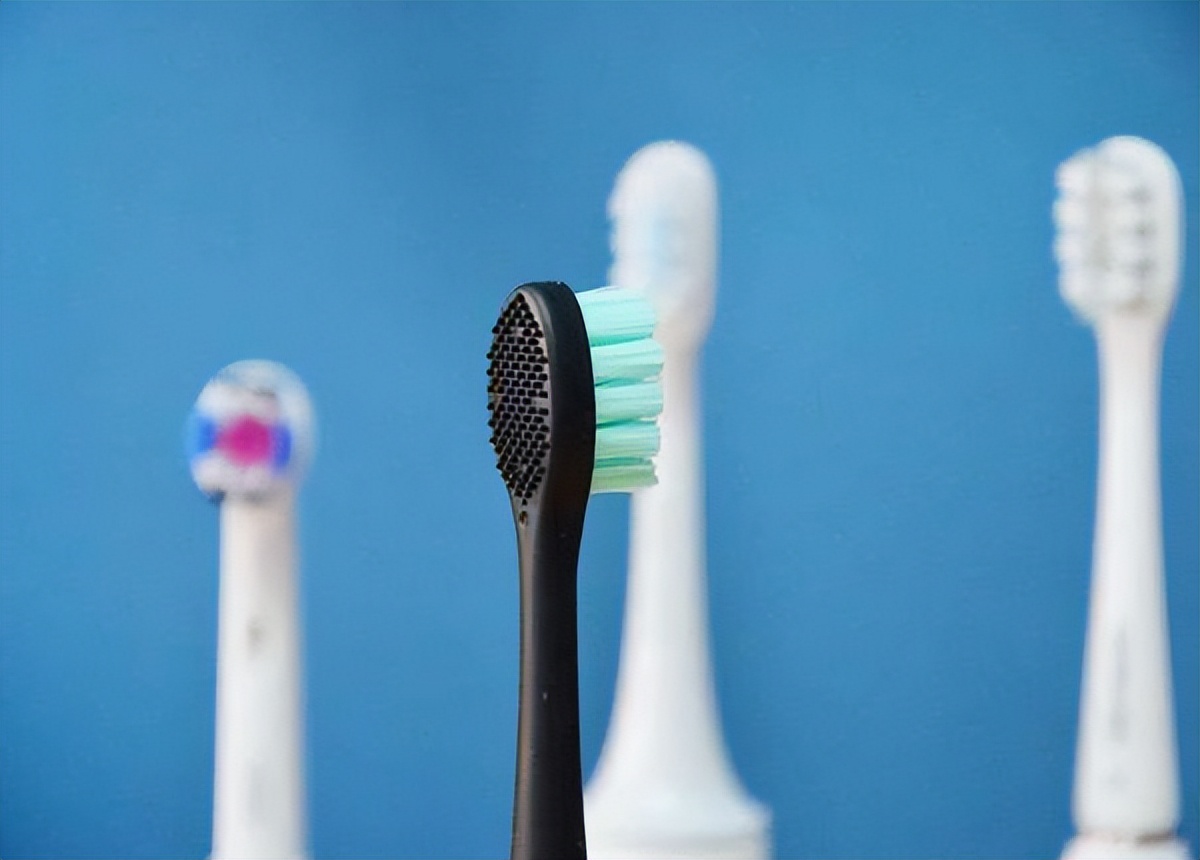 Choice of electric toothbrush head shape: round head or oval head for ...