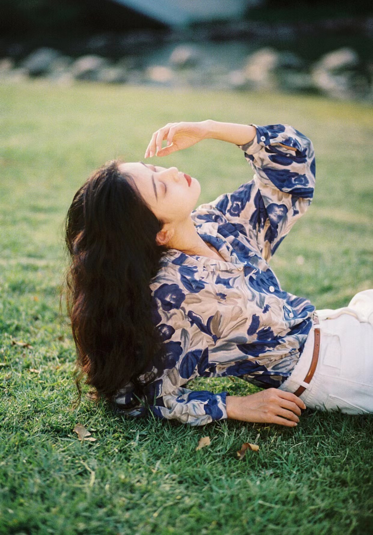 Portrait photography poses are not monotonous, grass portraits are shot ...