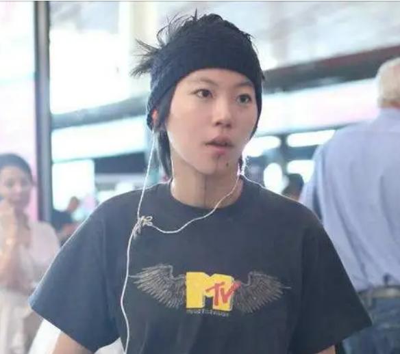 Dou Jing Tong celebrates her 26th birthday, holding a cat and eating ...