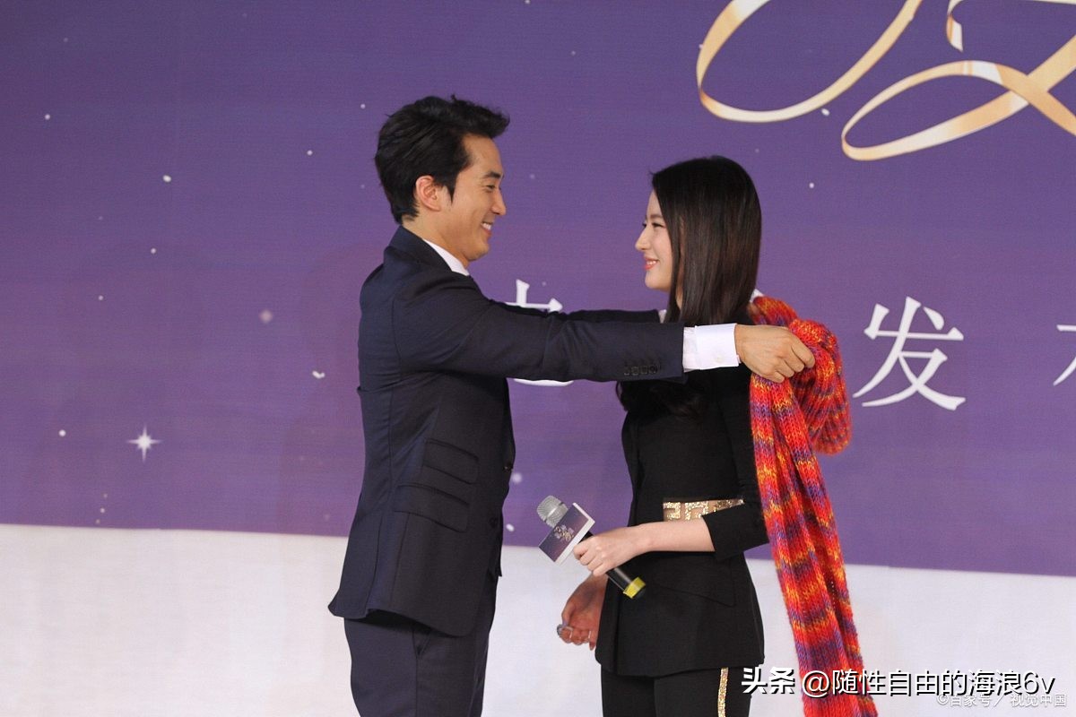 Gao Yuanyuan and Zhao Youting crossed the road sweetly holding hands ...