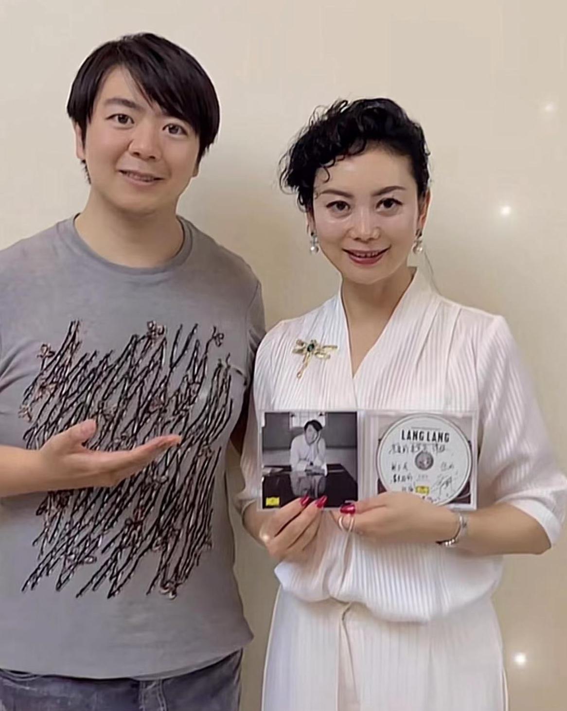 Zhu Jun warm hospitality! Wearing a thousand-yuan top and Lang Lang ...