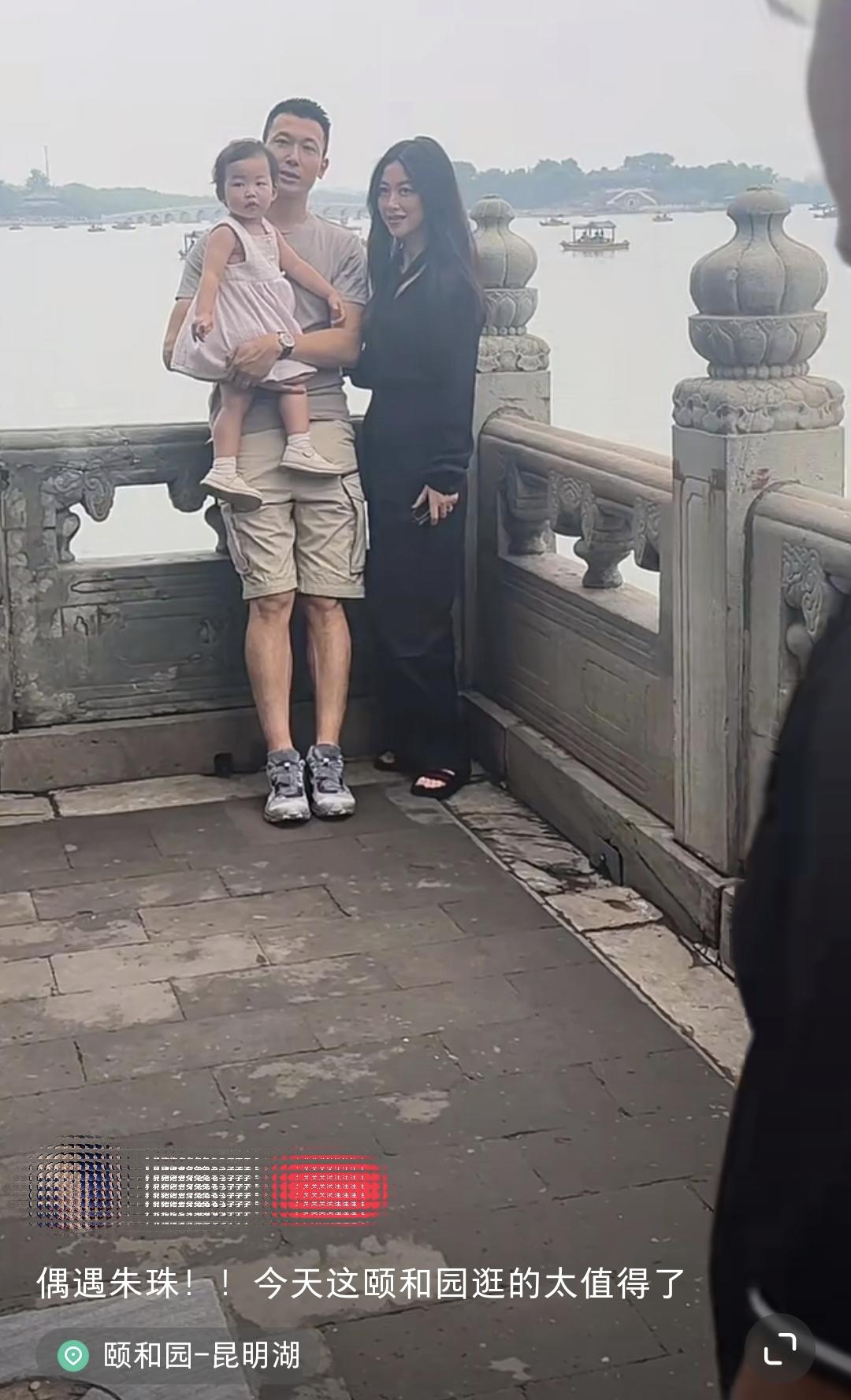 The three members of Zhu Zhu's family were met by chance, and her ...