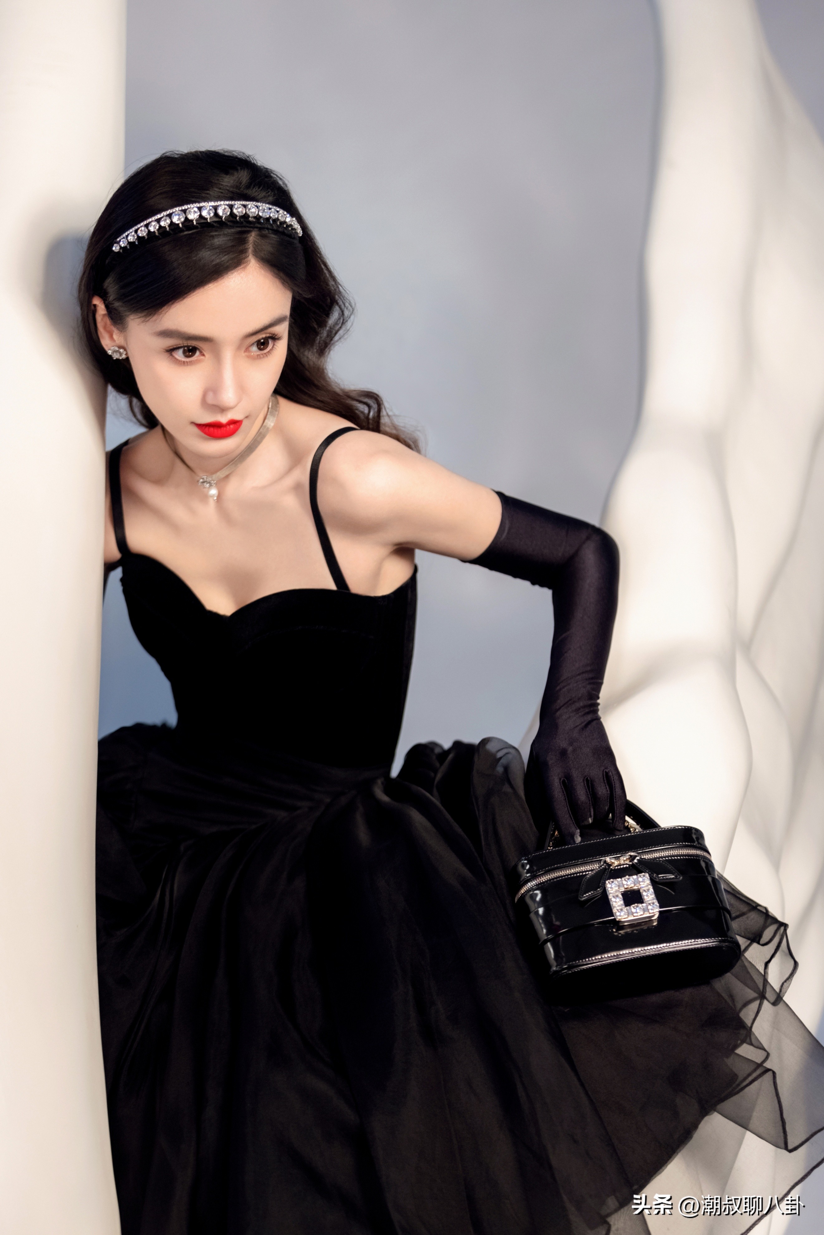 Angelababy shows off her slender figure in a frank and natural feminine ...
