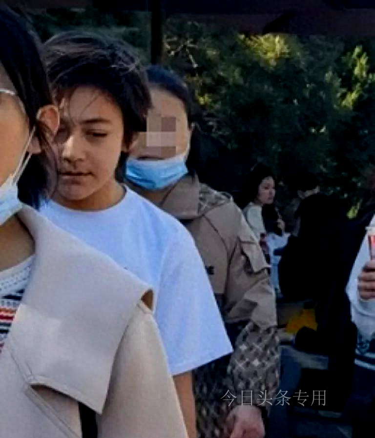A netizen ran into Liu Ye's son, 12-year-old Nuo Yi, tall and handsome ...