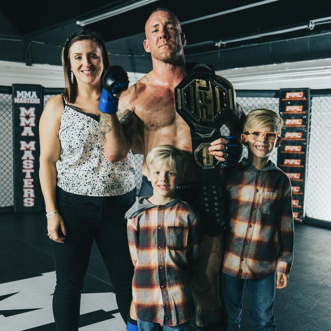 Professional boxer subdues 3-meter-long crocodile without injury! - iNEWS