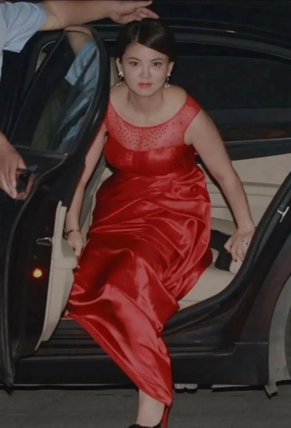 Li Xiang's figure is underestimated! Wearing a red silk dress with half ...