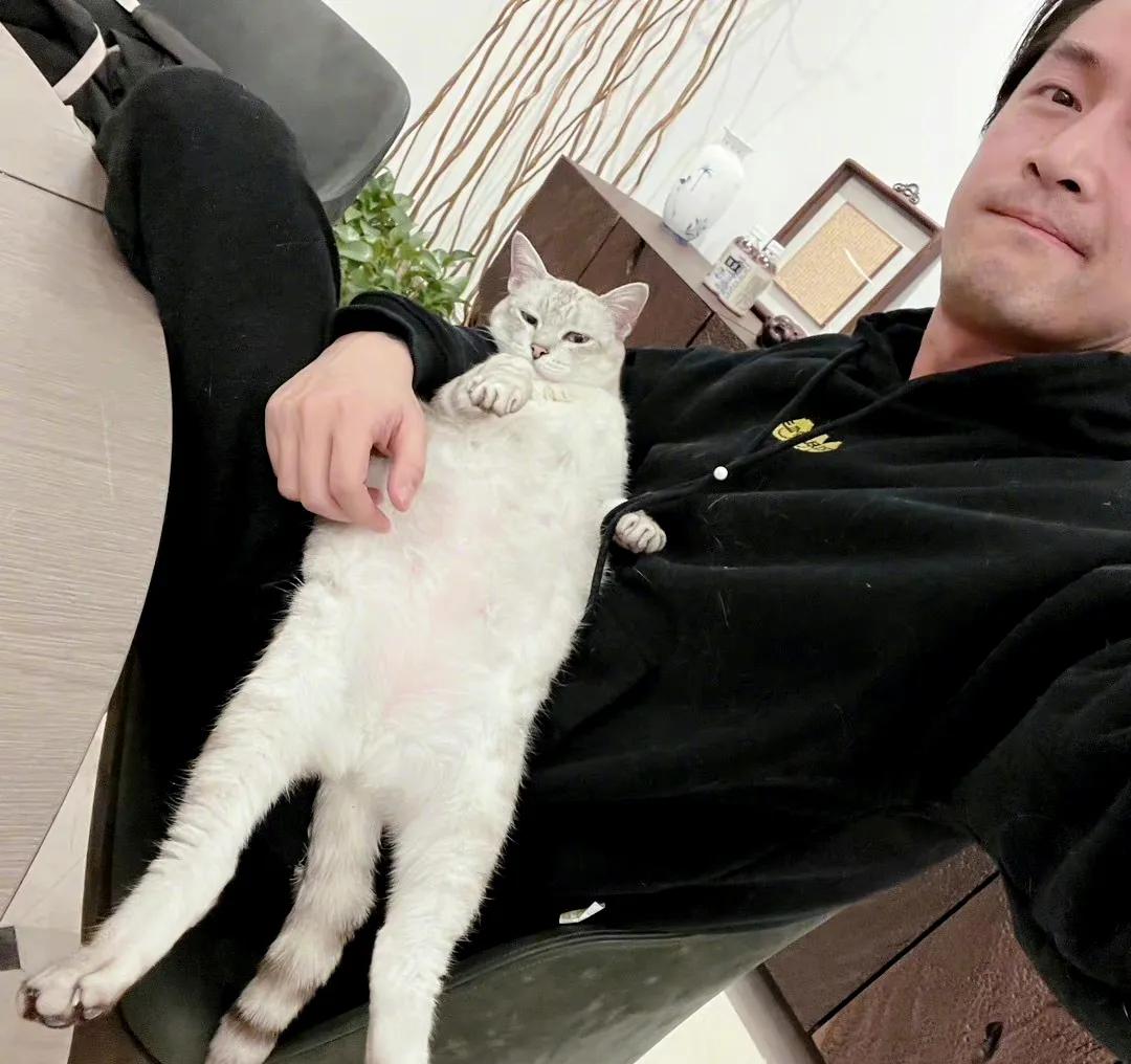 The older leftover men in the entertainment industry are all handsome ...