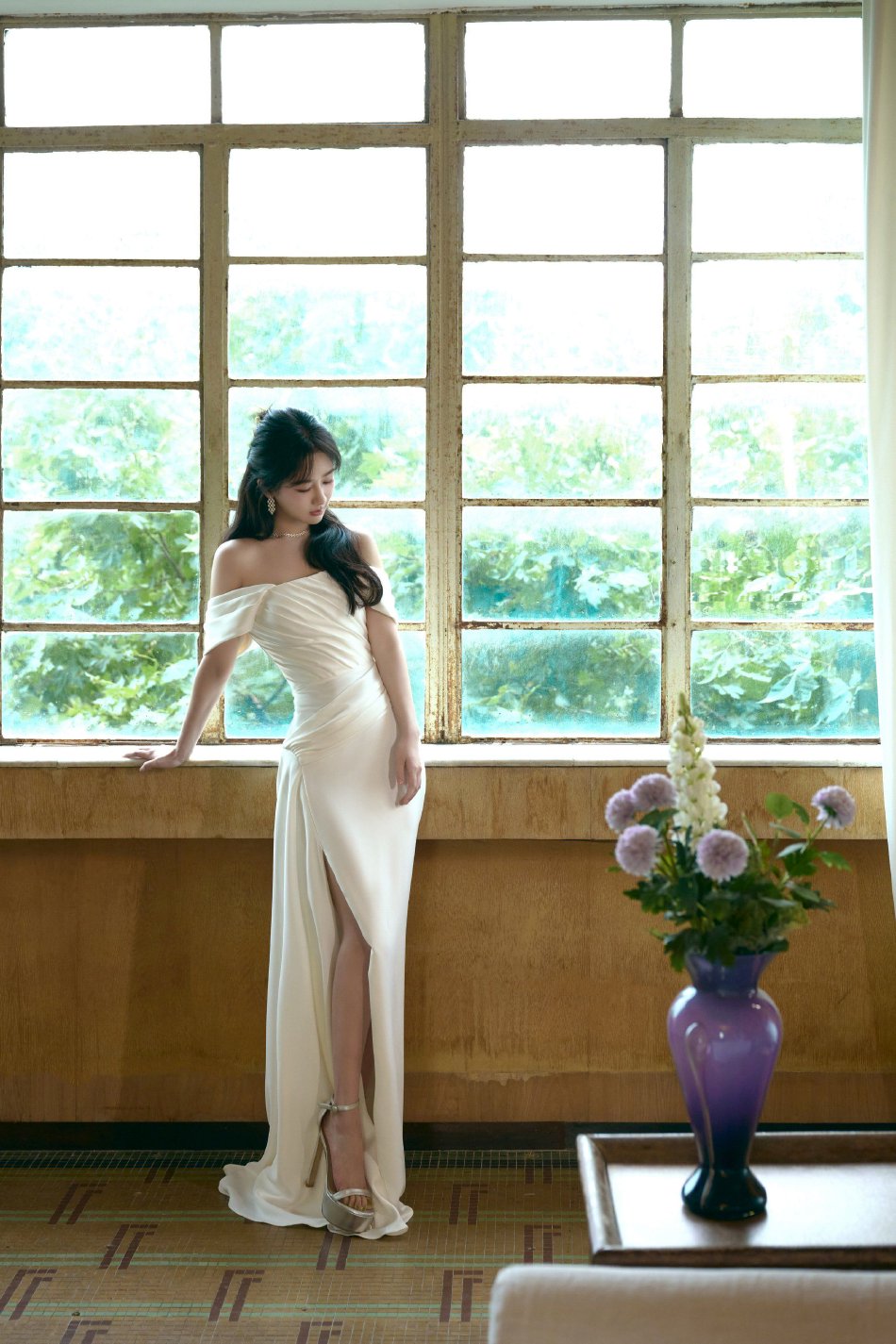 Yang Zi's long legs are so beautiful - iNEWS