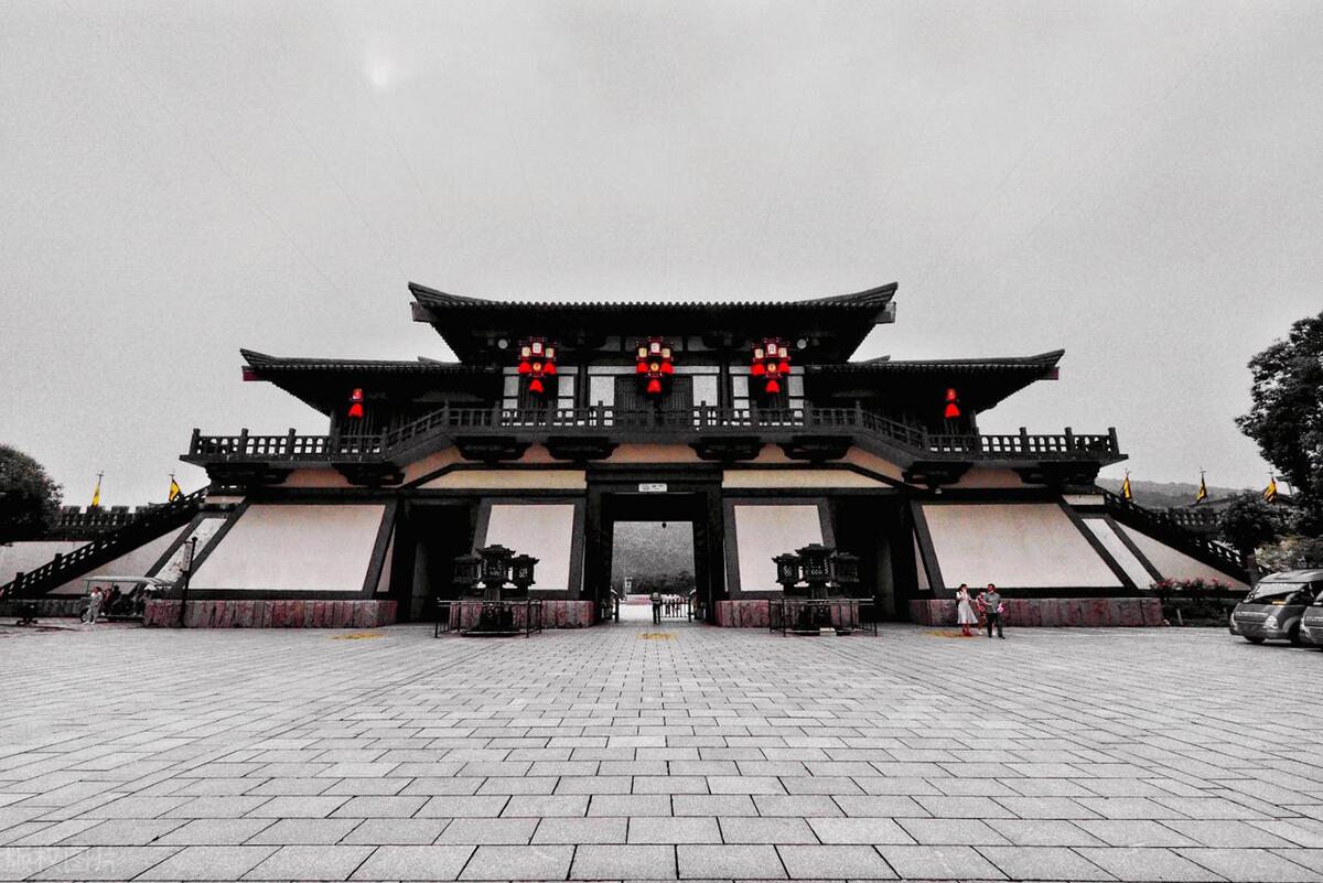 When did Cao Cao and Liu Bei fight for the first time in official ...