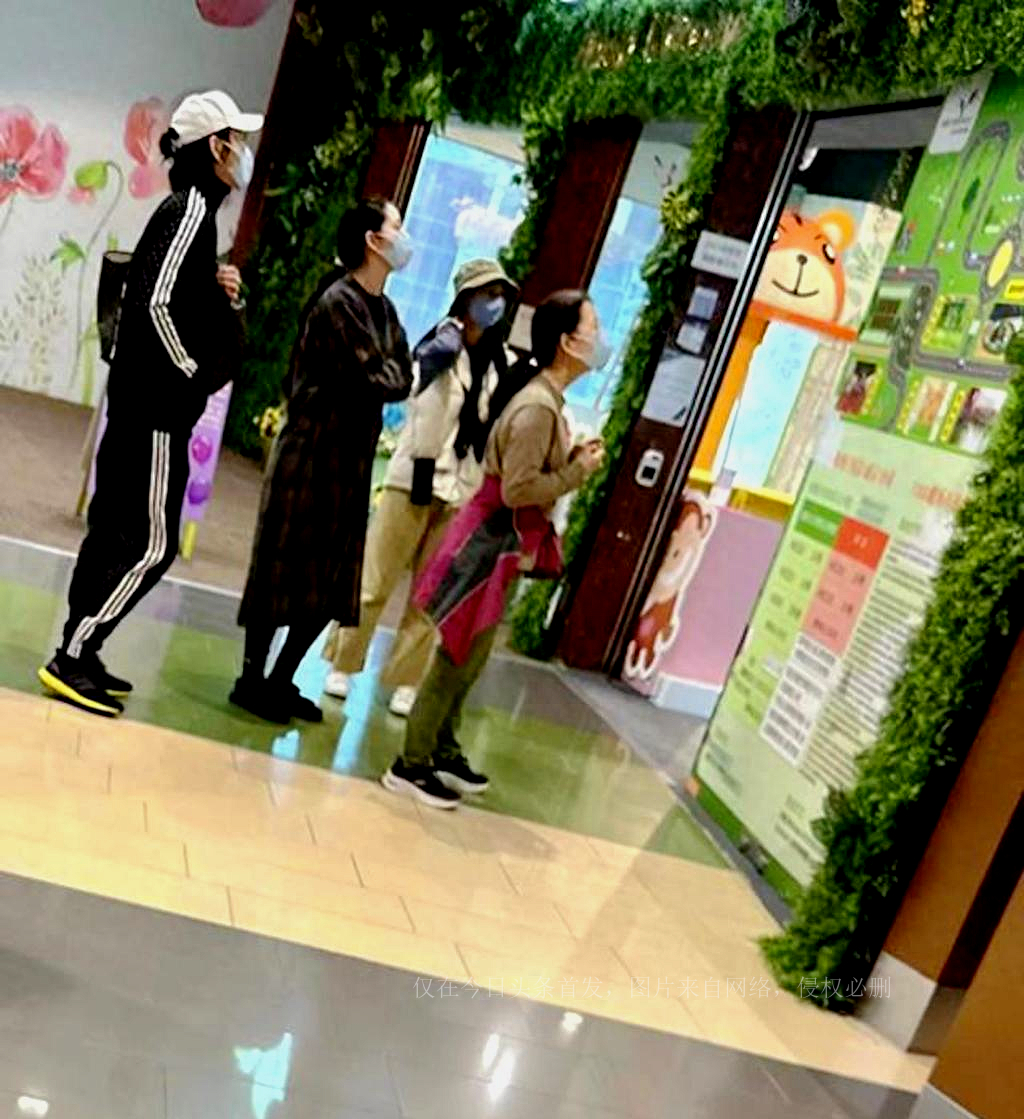 Guo Biting rarely appeared on the scene. She wore loose clothes and her ...