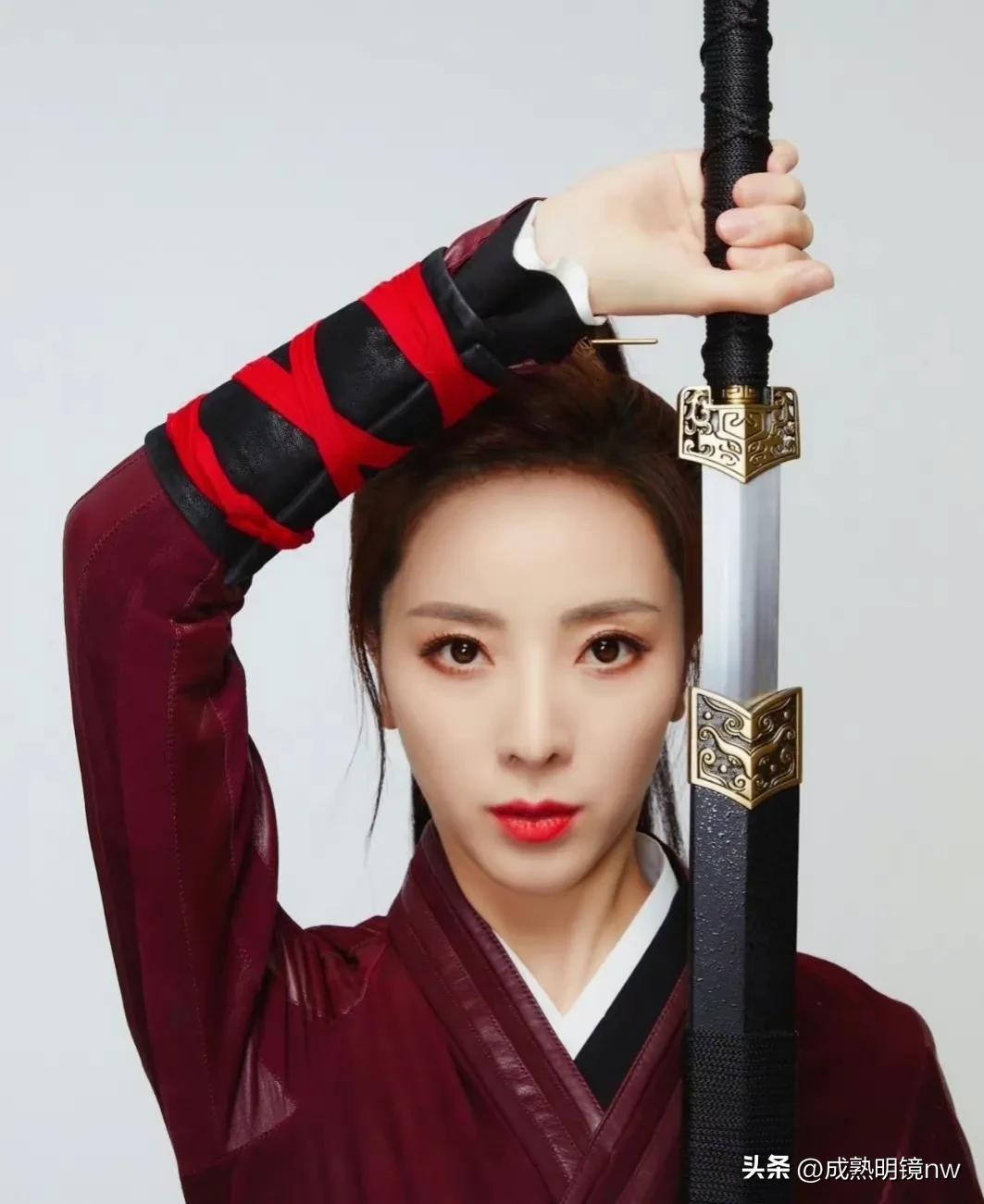 The beautiful and elegant Li Sisi is the leading actress hosted by CCTV ...