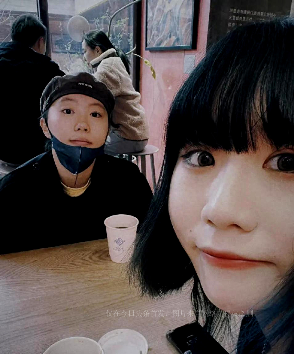 Dou Jingtong had a party with his half-sister. The two of them had tattoos and dyed hair and ...