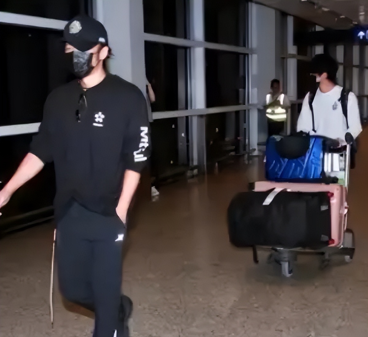 Nicholas Tse and his son return to Hong Kong. The 16-year-old Xie ...