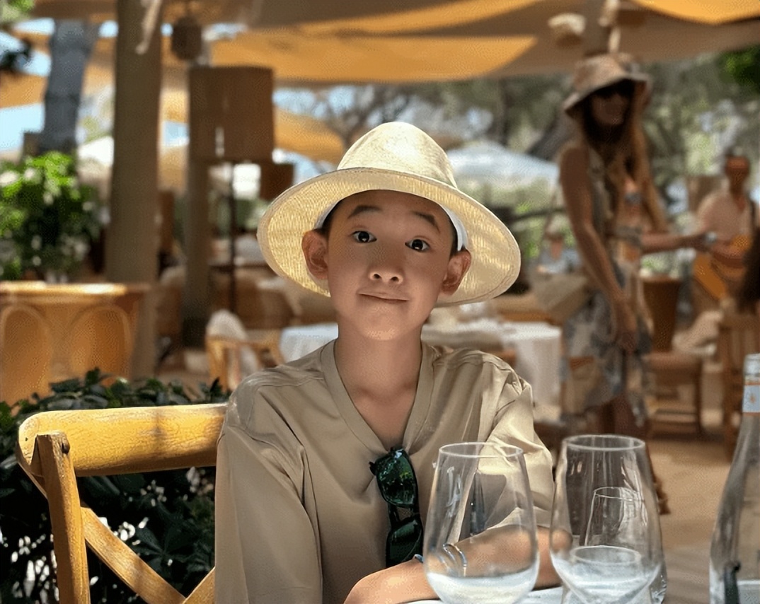 Cherrie Ying takes her son on vacation Jasper wears sunglasses like a ...