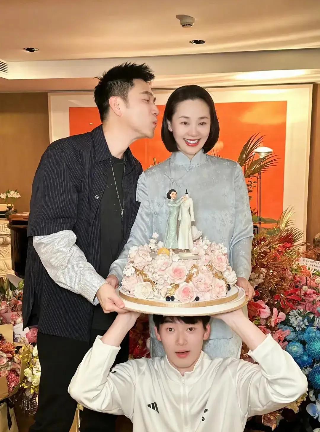 The ageless male god Lin Yilun celebrated his wife's birthday, and it ...