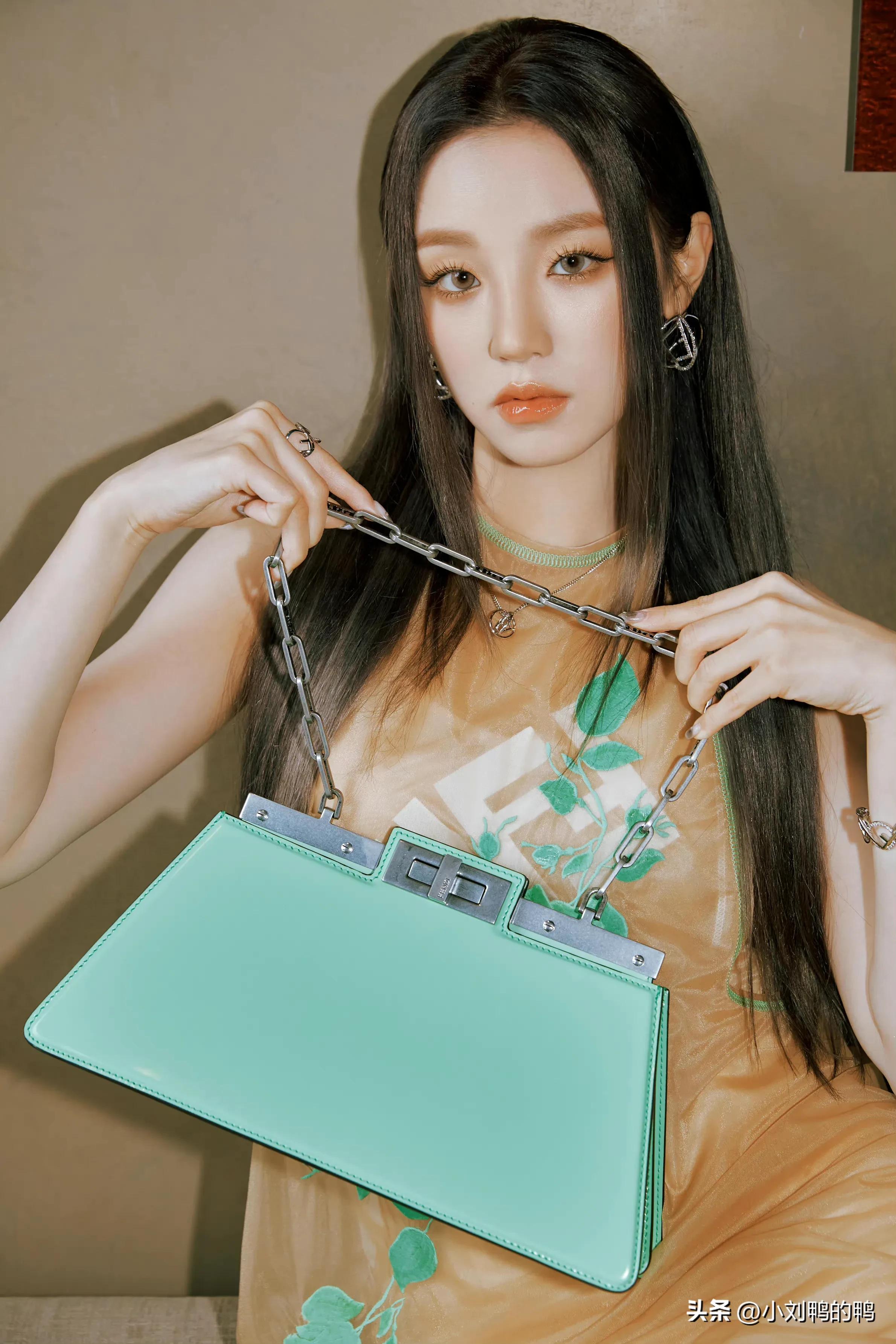 Song Yuqi looks at the show, an exquisite doll - iMedia