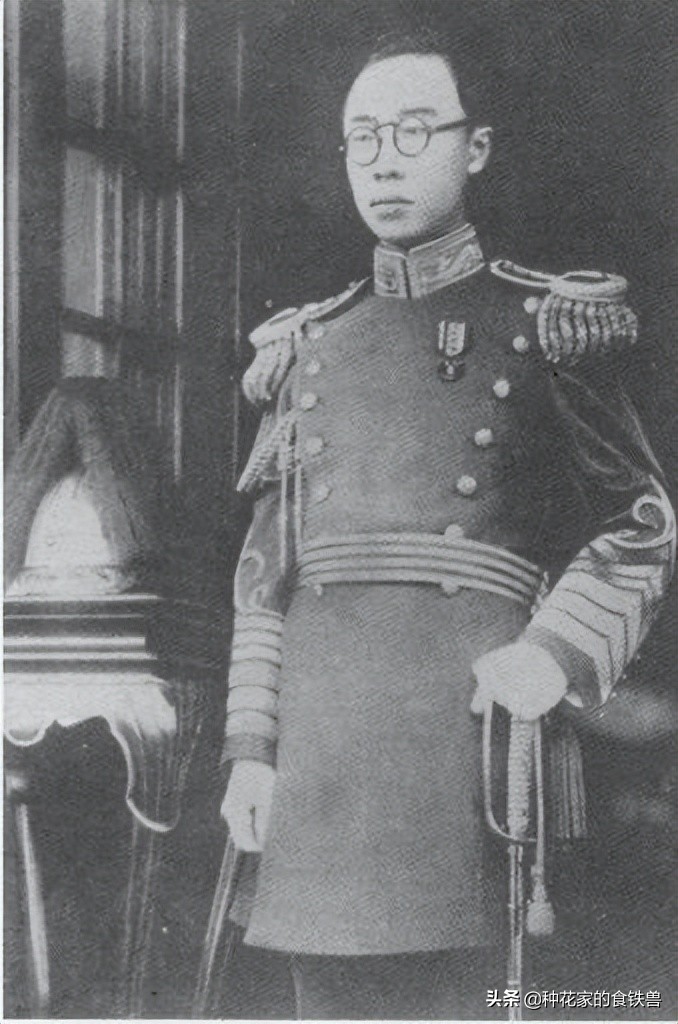 The uniform is the military, and the pursuit of the history of the ...