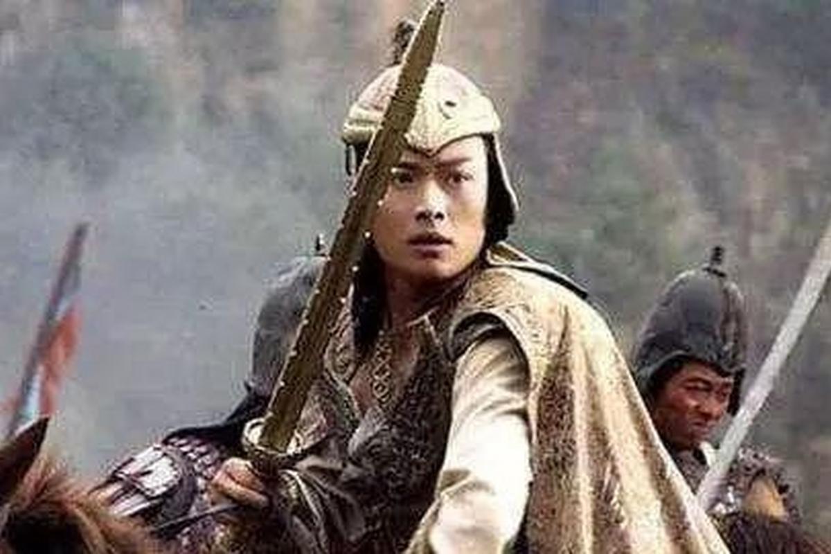 49-year-old Huang Haibing swaggered down the red carpet, twisted his ...