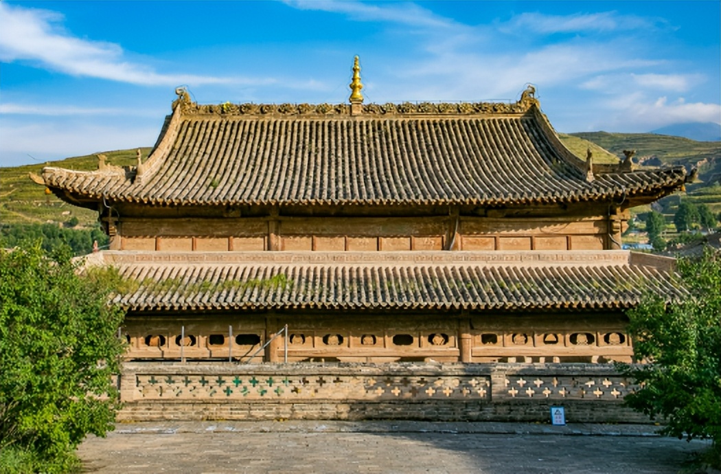 Analyze the artistic features of Ming Dynasty architecture and its ...