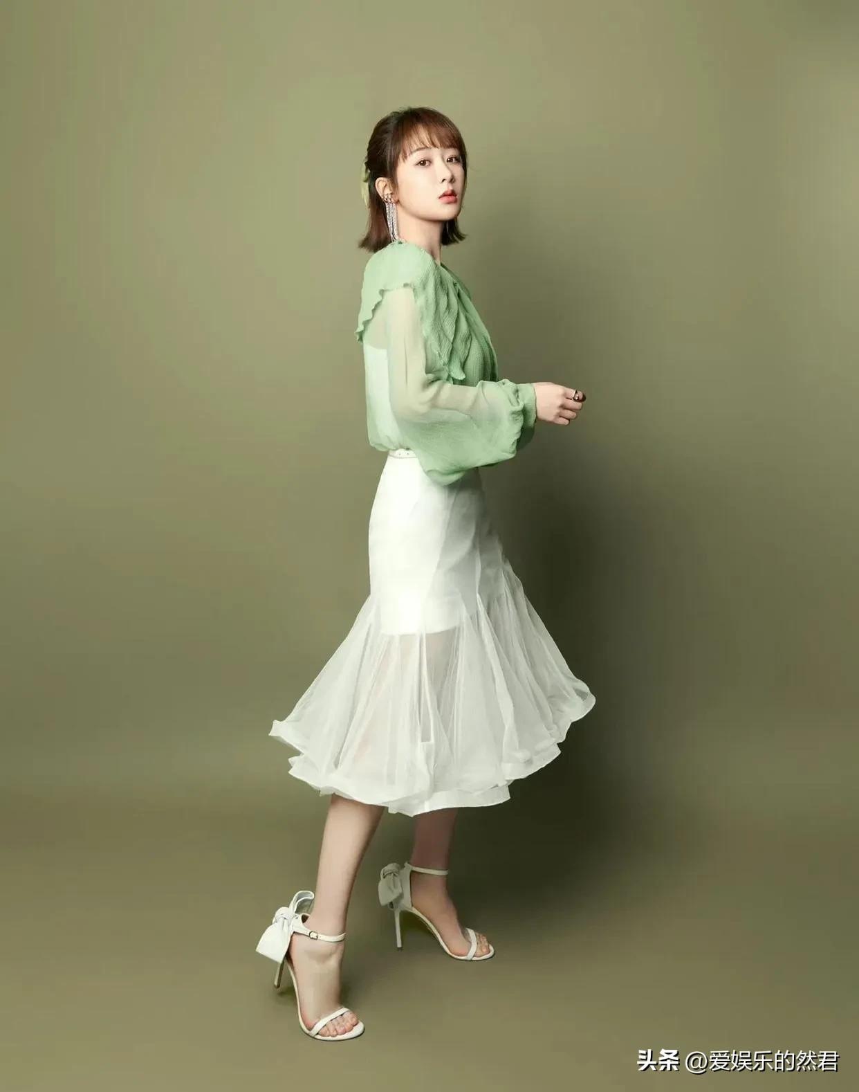 Yang Zi's new look is getting more and more beautiful.Now Yang Zi is ...