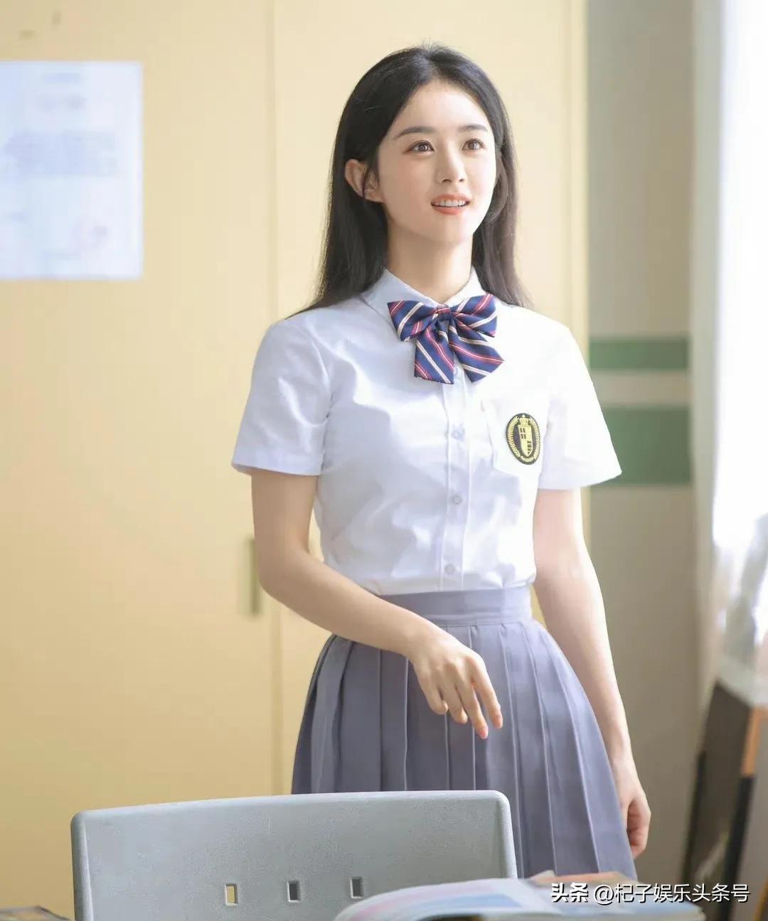 They are also wearing school uniforms. When comparing Zhao Liying and ...