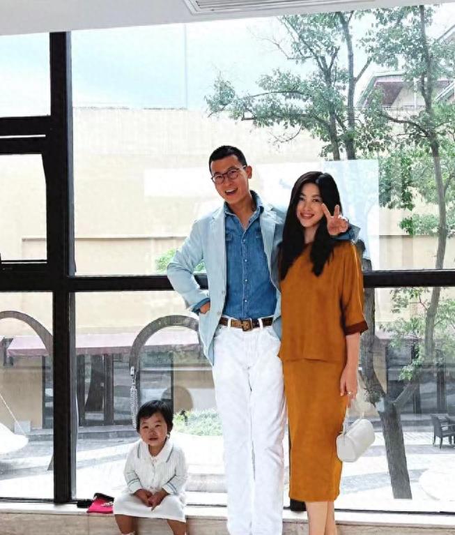 Zhu Zhu's family went on a trip, and she took her husband to pose for ...
