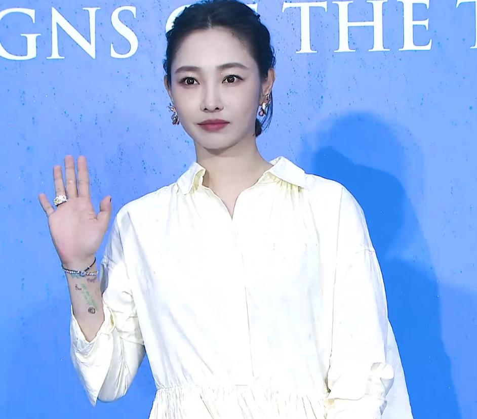 It's the red carpet again! Yang Zifeng is messy, Yin Tao's breasts are ...