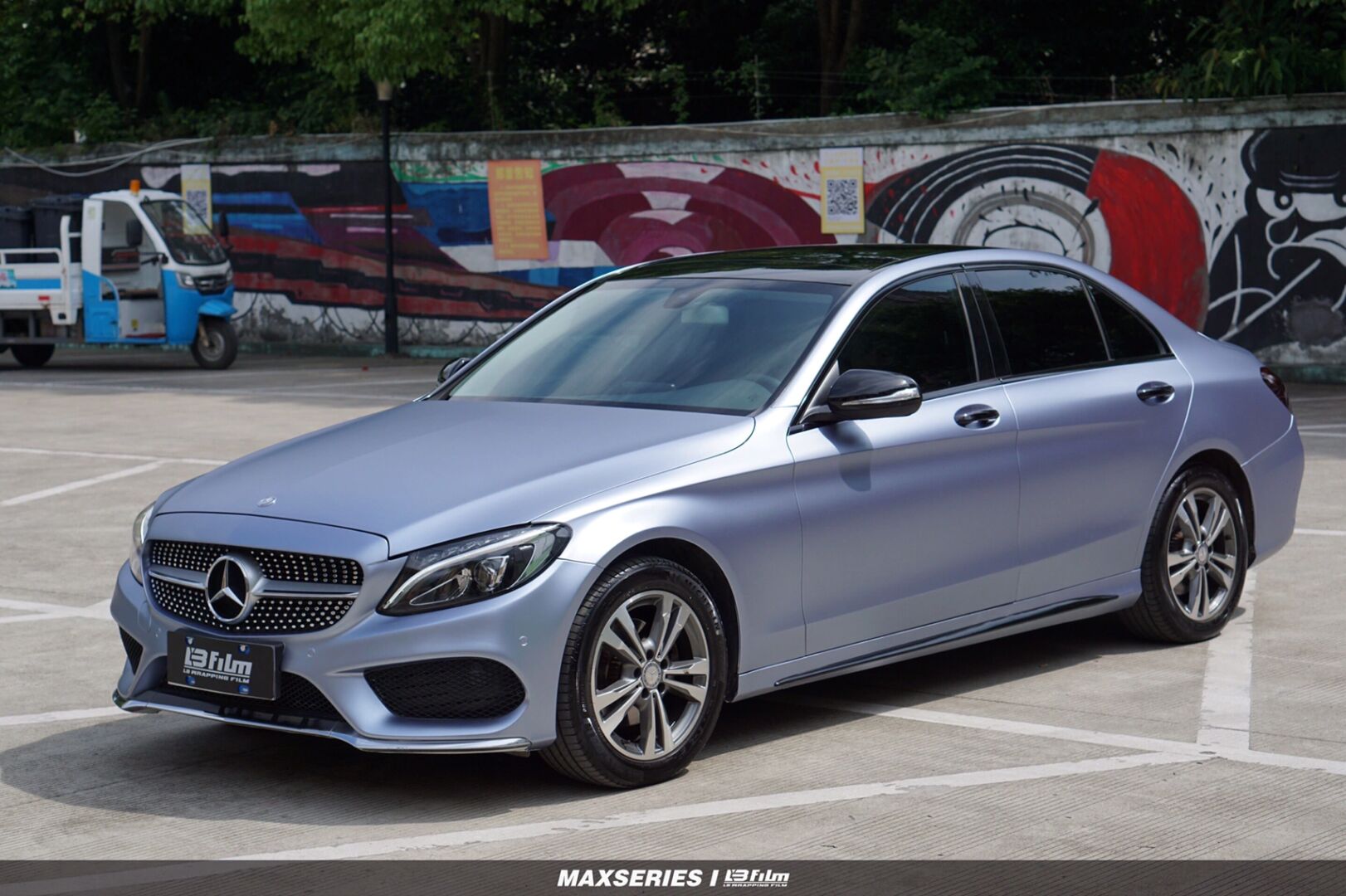 Mercedes-Benz LB color change film is super aprus blue, with a purple ...