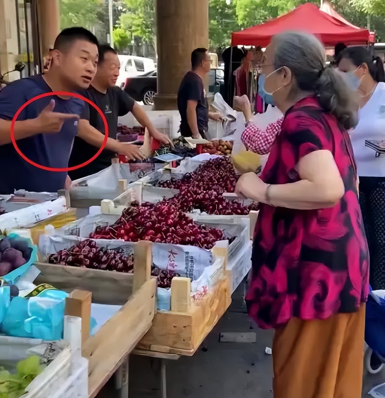 shame! 87-year-old Li Mingqi thought it was too expensive to buy fruit. After failing to bargain ...