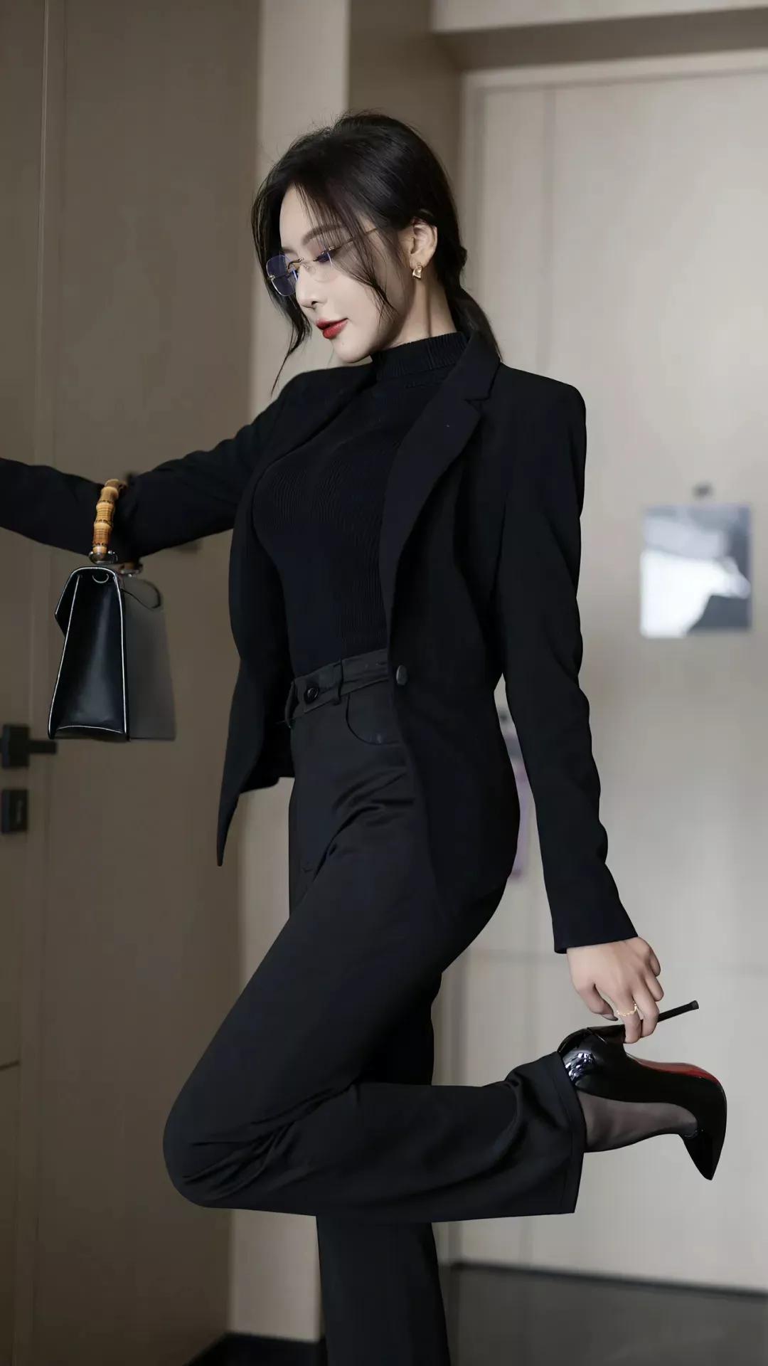 The temperament of a female boss, Wang Xinyao's workplace outfit photo ...