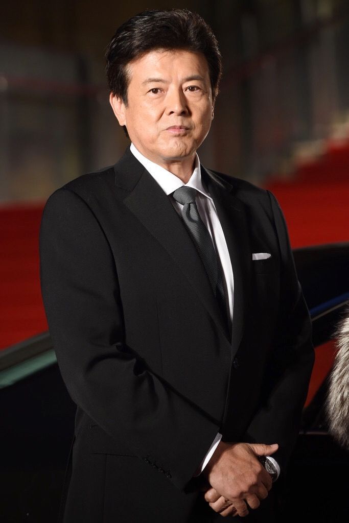 Miura Yukazu is the "anti-greasy" man: wearing a suit, combing his back ...