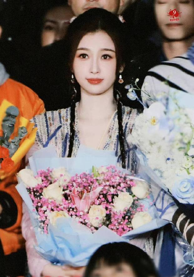 Xu Kai and Yu Shuxin took a group photo with flowers in "Sword of Sword ...