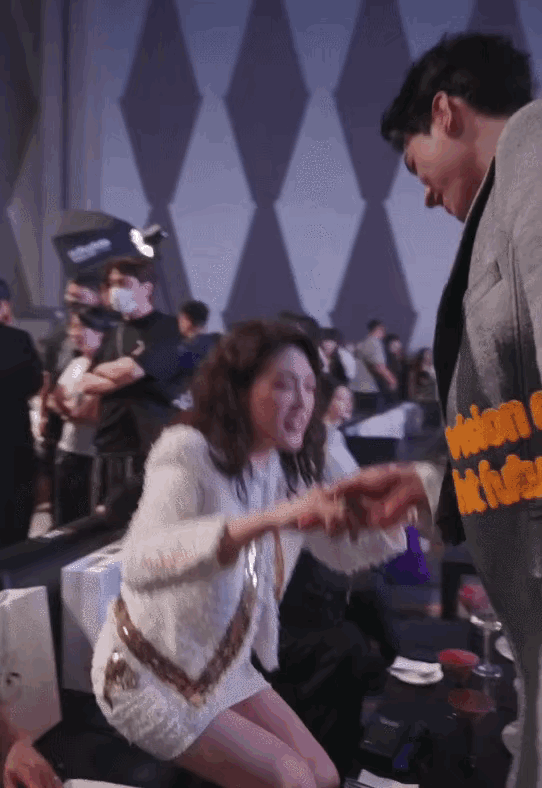 From sitting on Pan Shiyi's thigh to being squeezed out by Zhang Ziyi ...