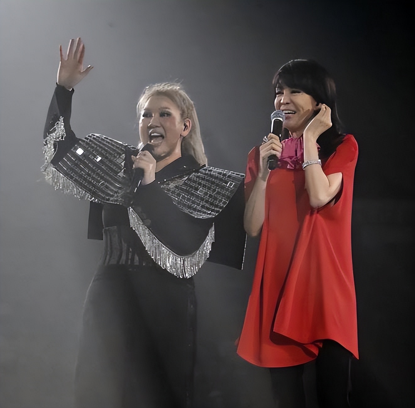 Zheng Xinyi showed up: Playing and singing is worrying, the back is ...