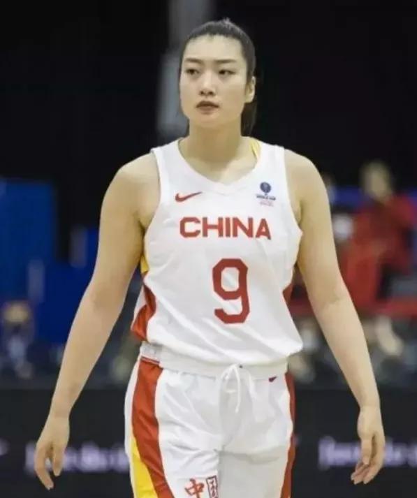 The former women's basketball team leader Zhang Long cheated on the ...