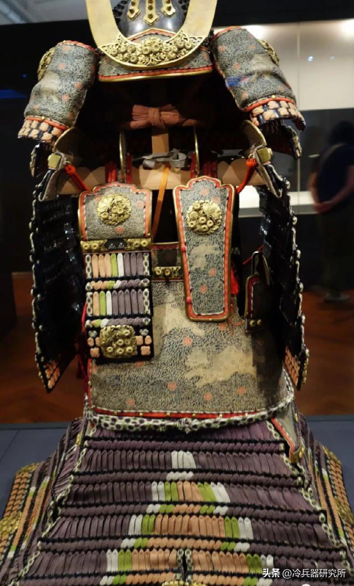 It is wrong to say why Japanese samurai don't have shields, knives and ...