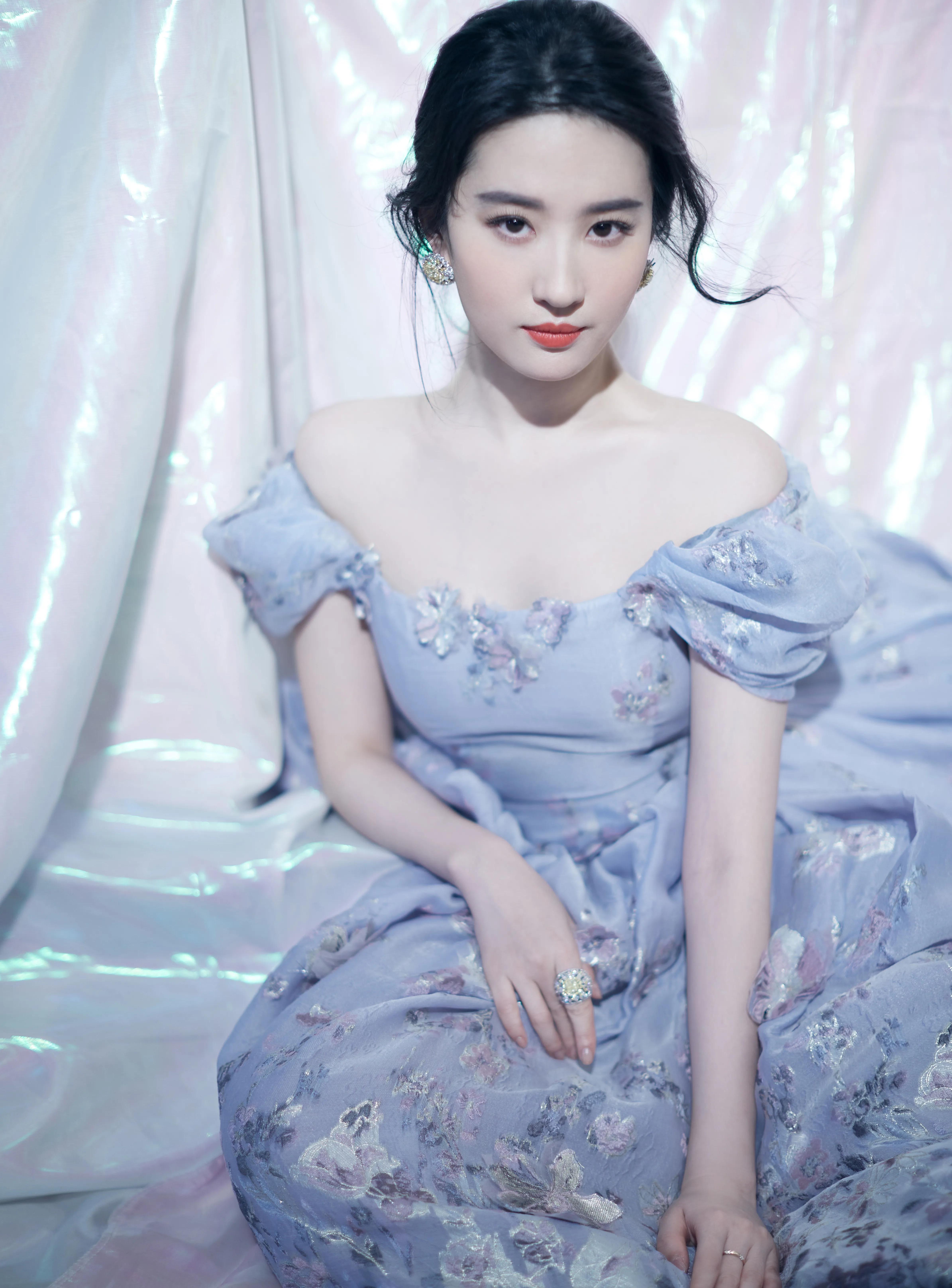 The beauty of the national goddess Liu Yifei is a classic, as soft and ...