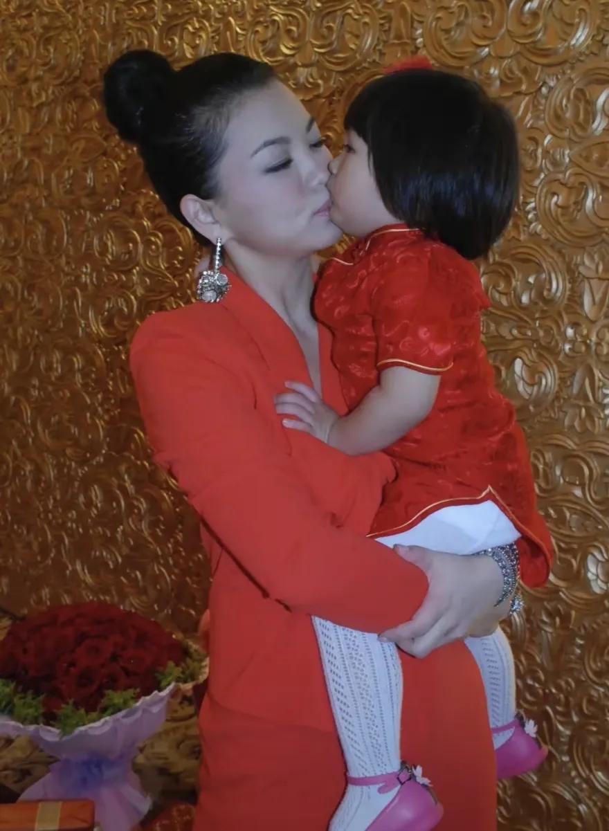 Huo Qigang posted a family portrait, Guo Jingjing shared a face with ...