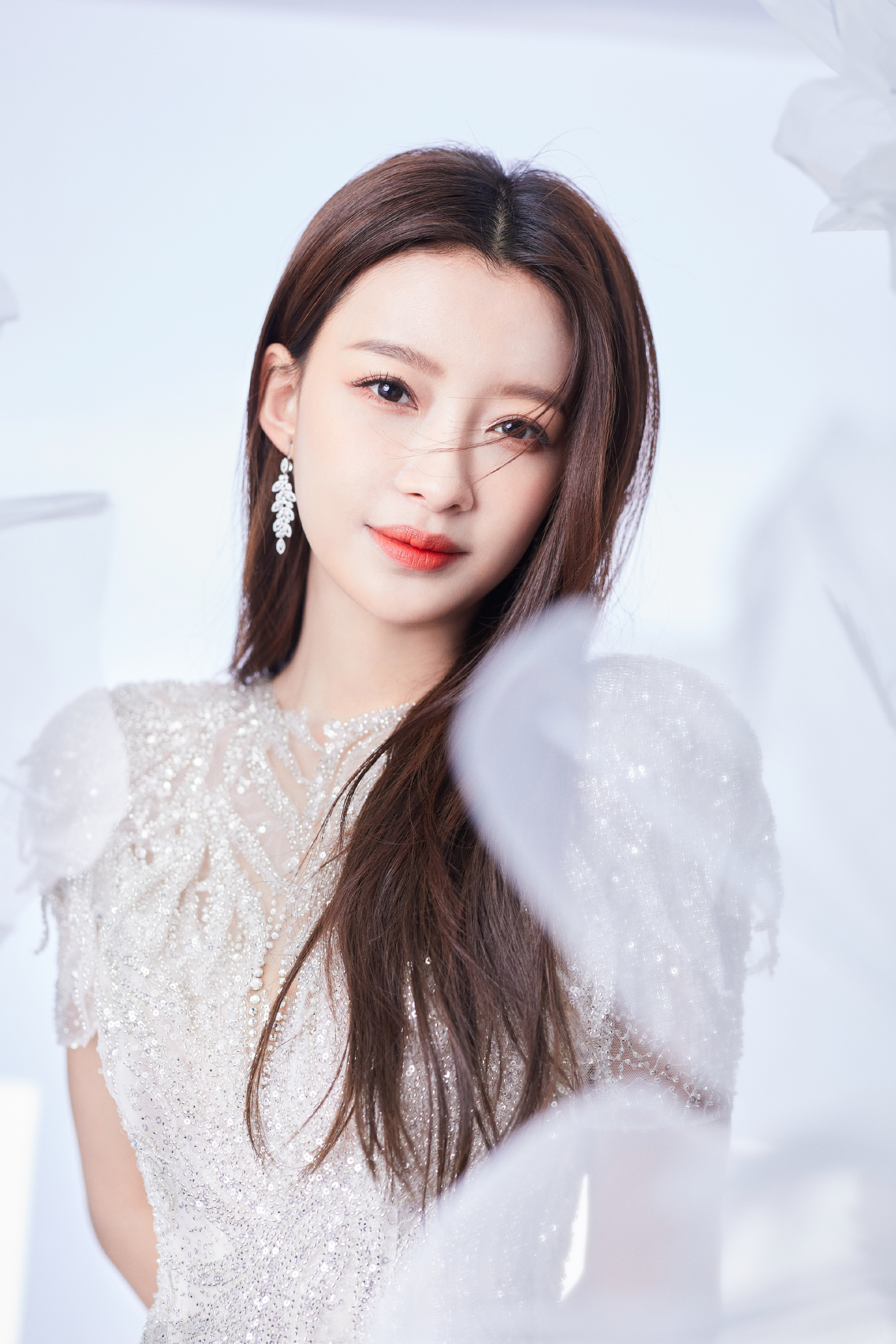 Sun Yi wears a snow white dress to appreciate the beautiful photos - iNEWS