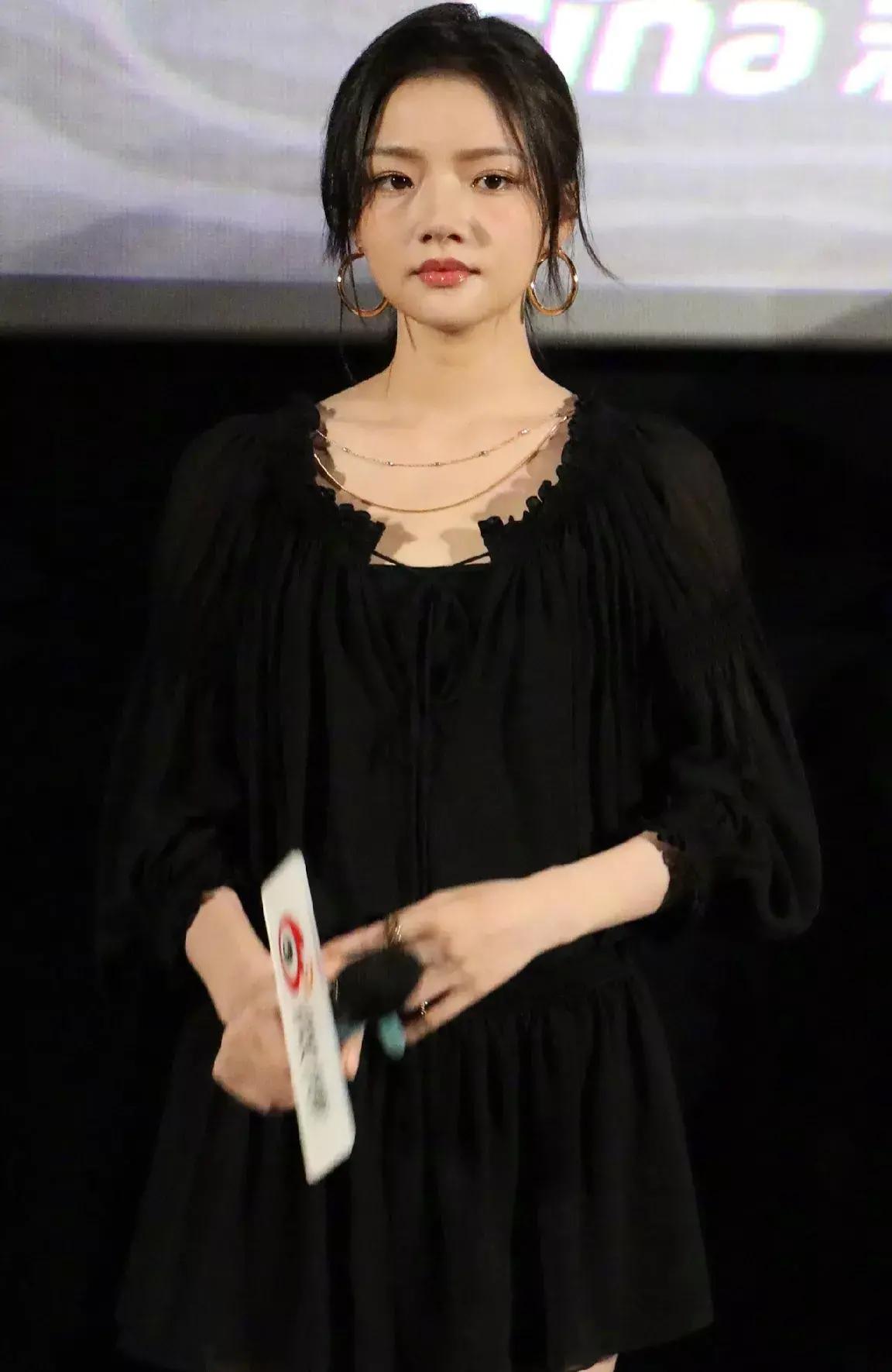 Ren Min appeared at the press conference of "Jade Bones". She was ...