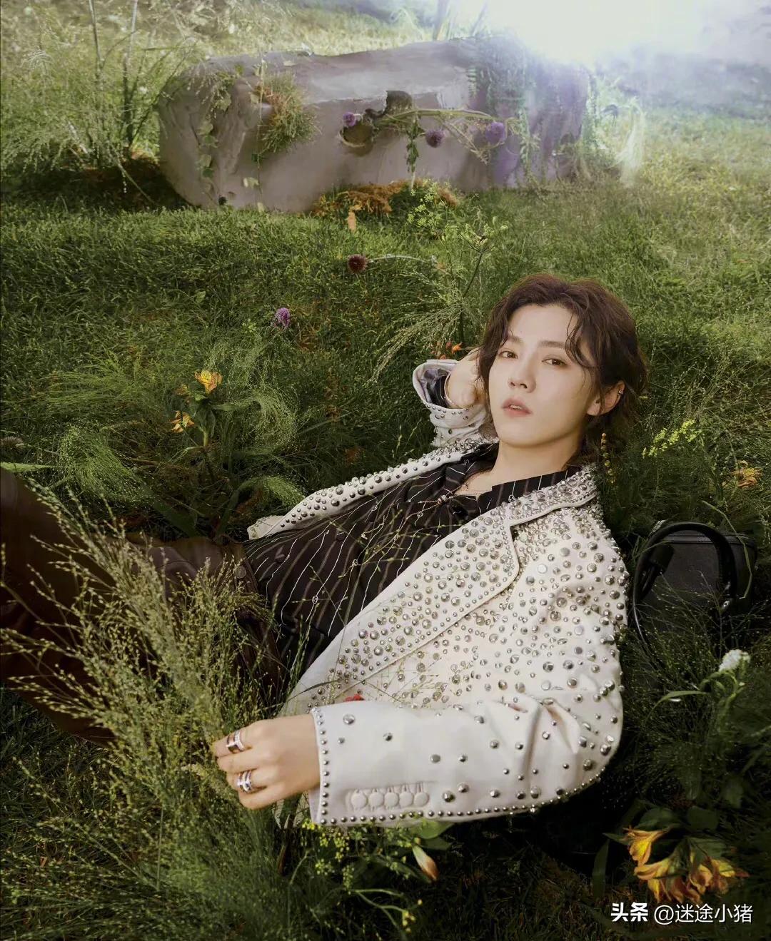 Lu Han's curly hair style is matched with charming "deer eyes", like a ...