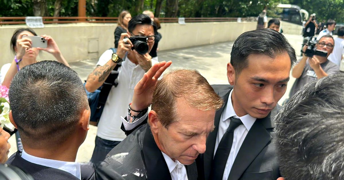 Coco Lee's husband showed up at the crematorium in a low-key manner ...