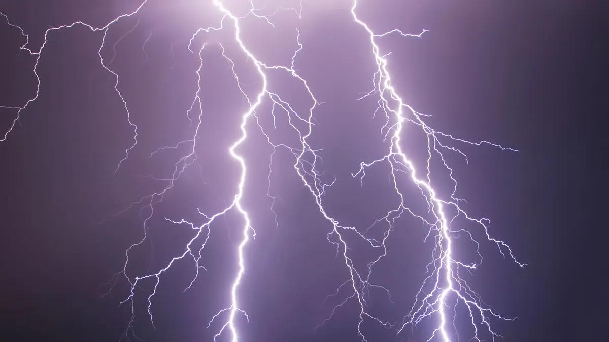 Huge jet of lightning 100 times stronger than normal lightning blasts ...