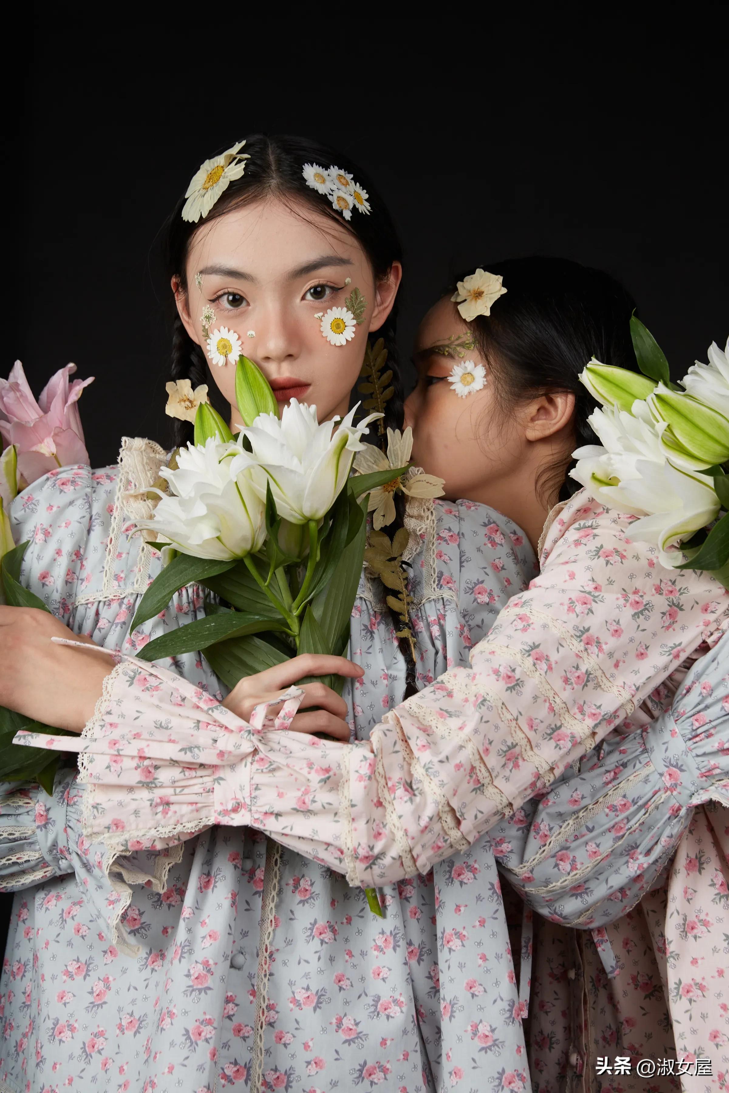 Ladies House: Twin Sisters, England-inspired pink and blue - iNEWS