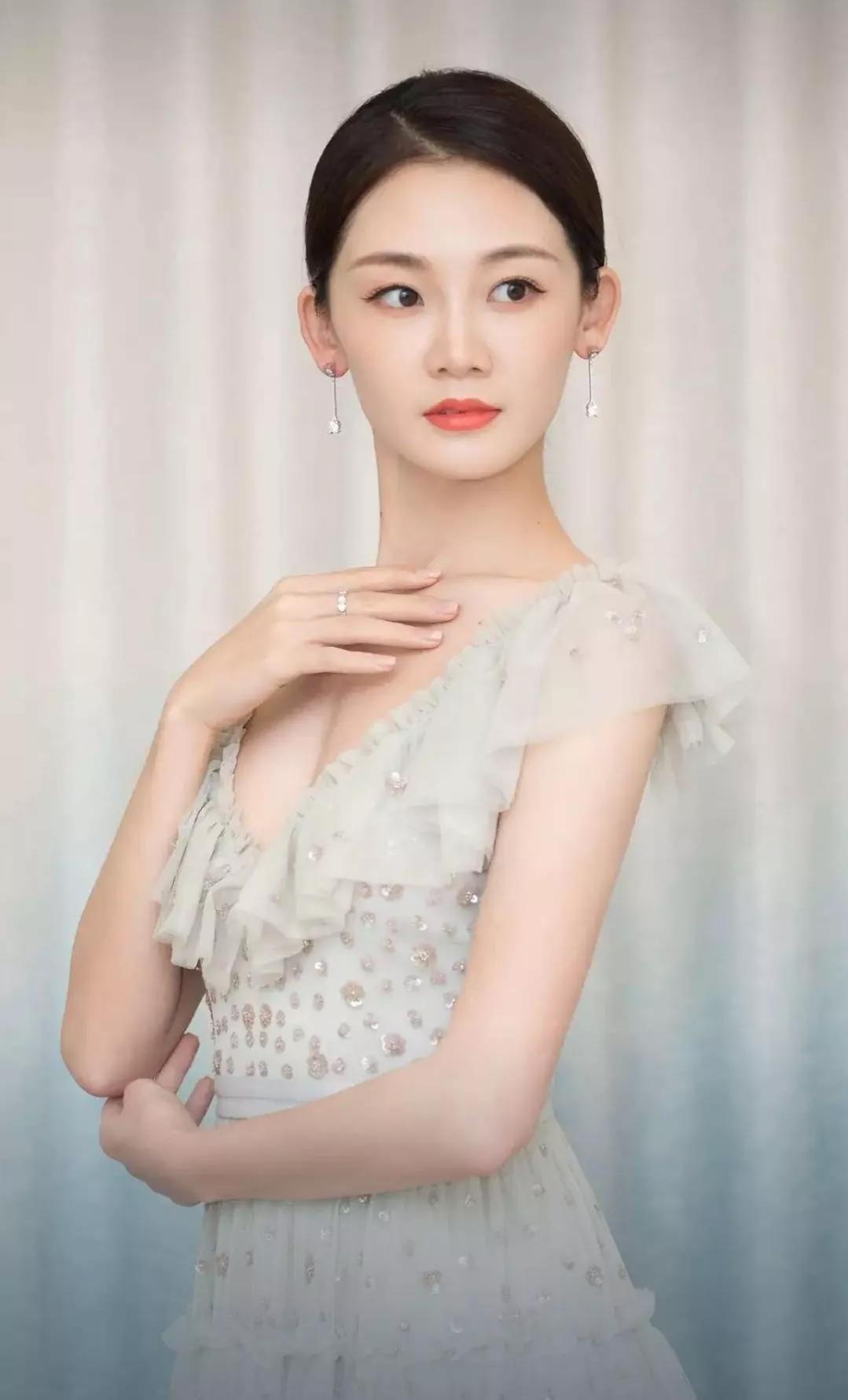 Mobile desktop, stars Tong Liya, Miao Miao and Liu Yifei - iNEWS