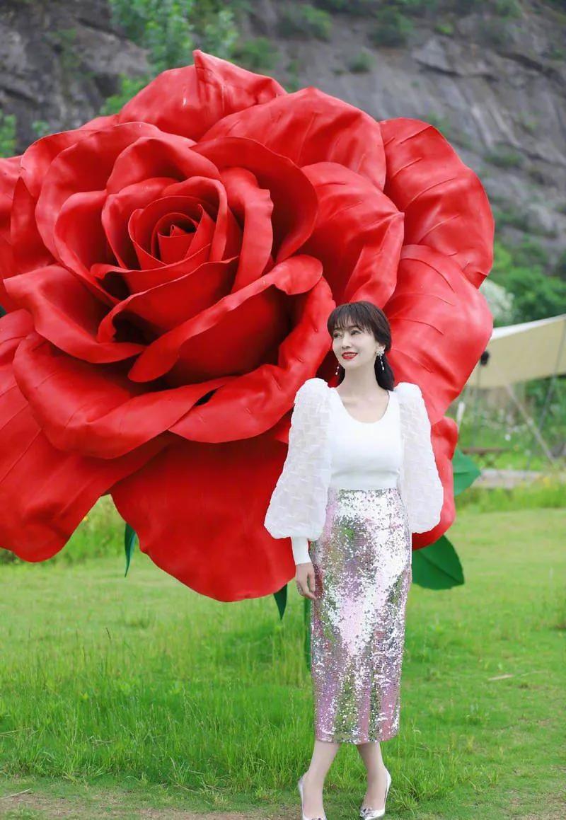 The sequin dress under Zhao Yazhi's roses: the perfect combination of ...