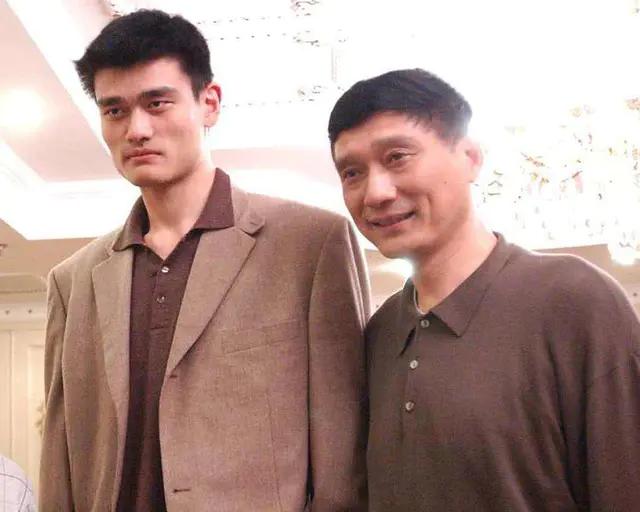Yao Ming accompanies his daughter to dinner, and the weight is more ...