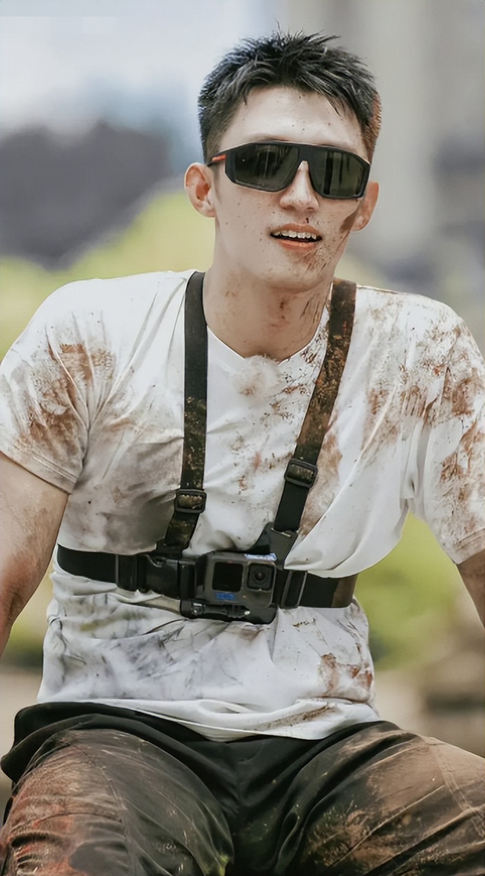 How tough is Huang Jingyu? Truly restore the life of a firefighter and ...