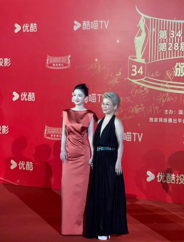 Li Qin looks dignified on the Feitian Awards red carpet, Tang Yan's ...