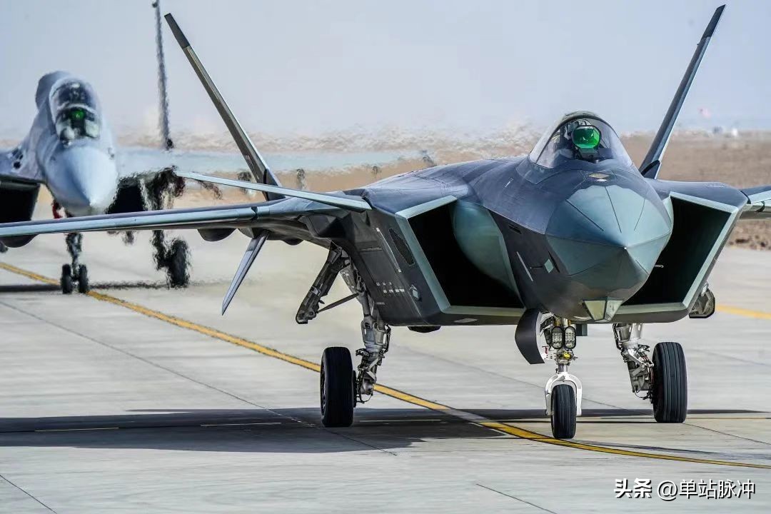 The J-16 was equipped with dual-pulse ultra-long-range missiles, and ...